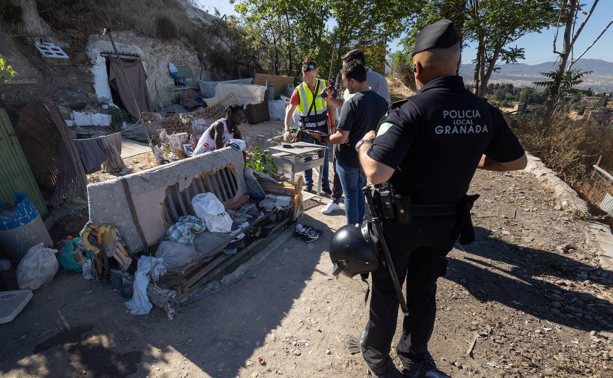 Cien okupas en las cuevas del cerro de San Miguel de Granada | Ideal